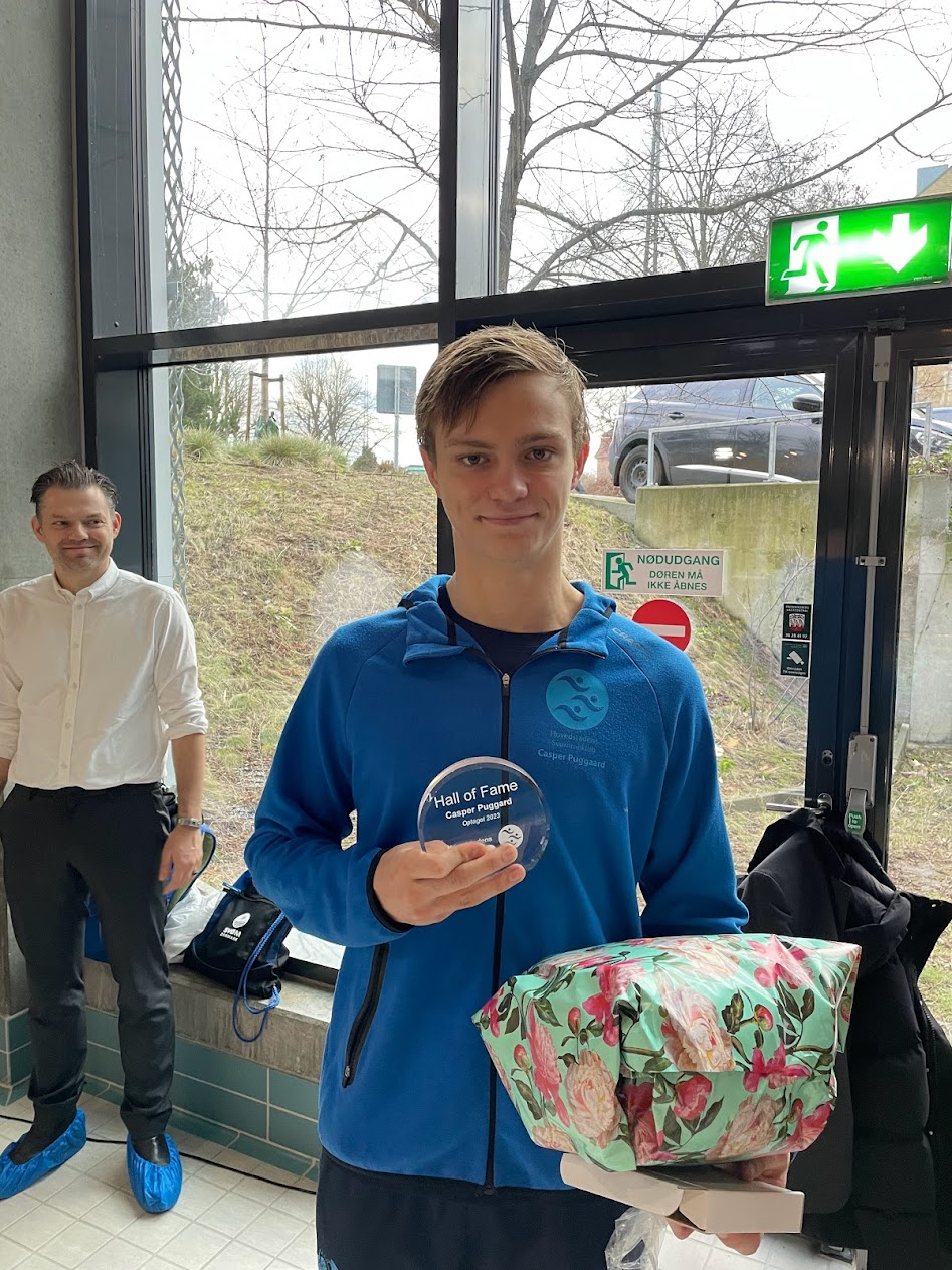 Første medlem optaget i klubbens Hall of Fame. - Hovedstadens Svømmeklub